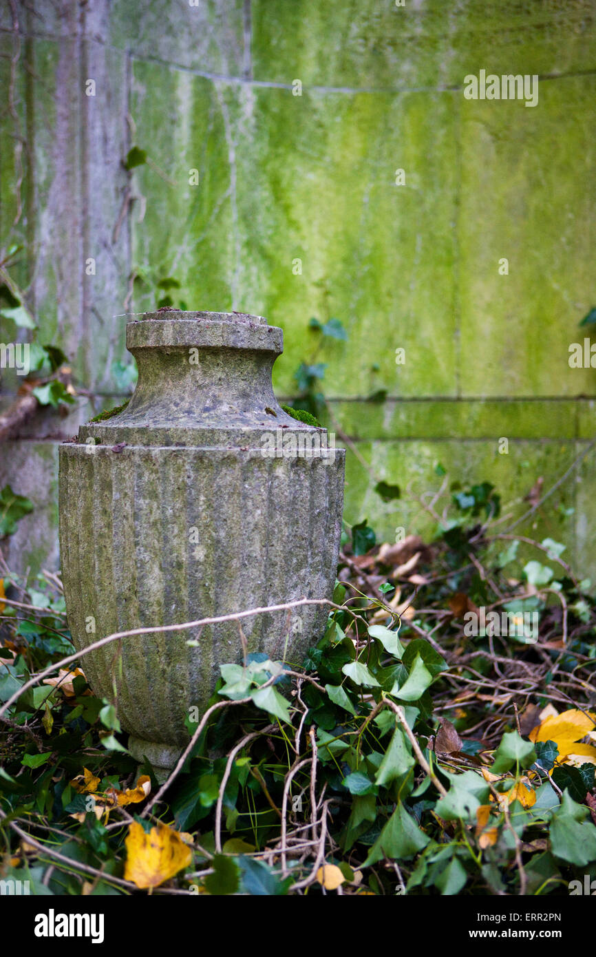 Decorative urn wall hi-res stock photography and images - Alamy