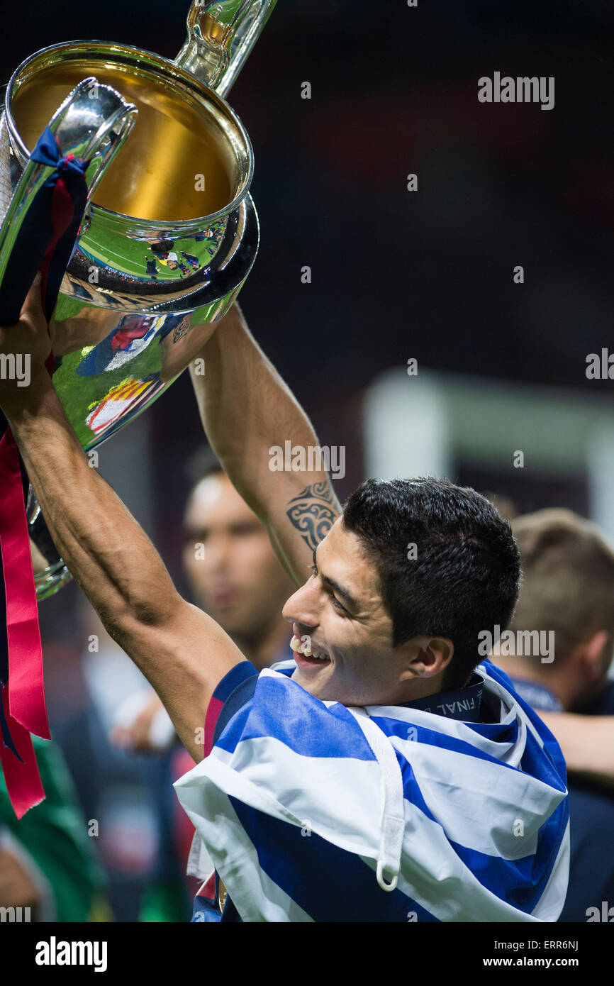 Suarez champions league trophy hi-res stock photography and images - Alamy