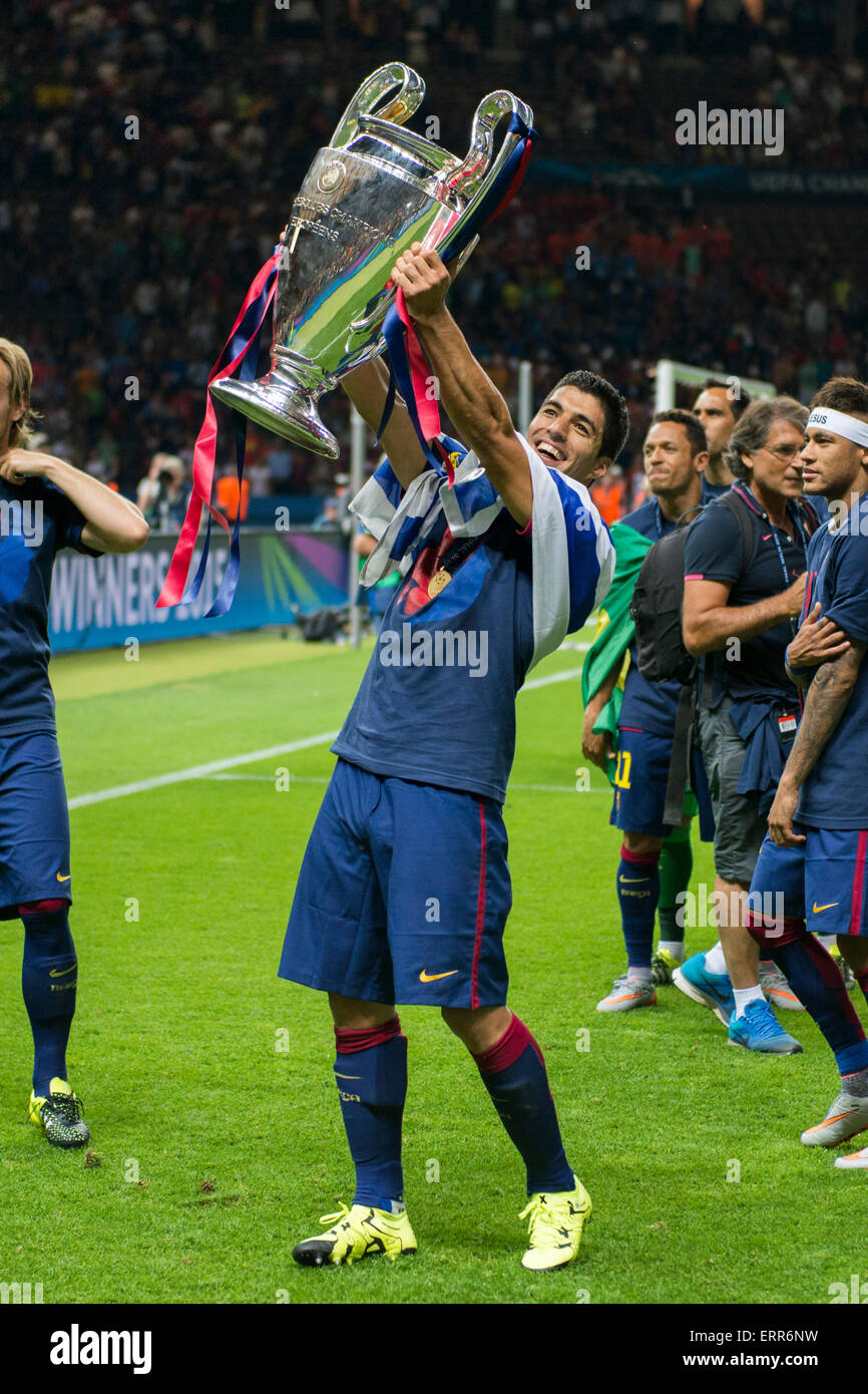 Luis suarez champions league trophy hi-res stock photography and images ...
