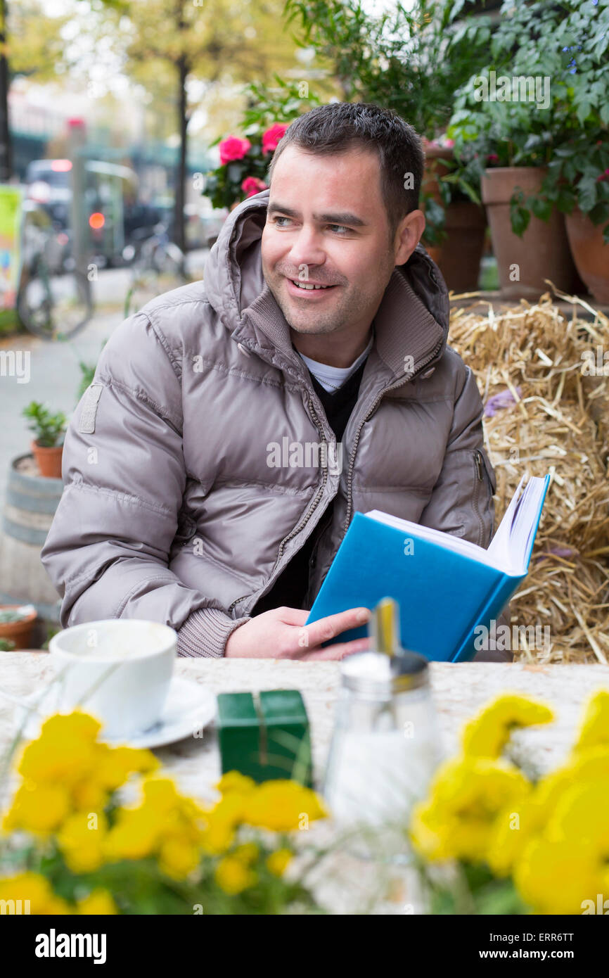 People sitting outside reading hi-res stock photography and images - Alamy
