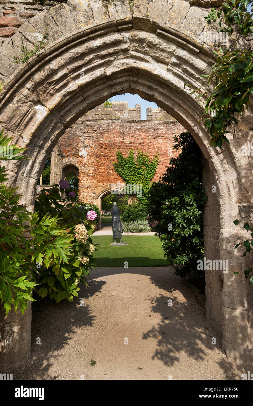 Wells bishops palace gardens statue hi-res stock photography and images - Alamy