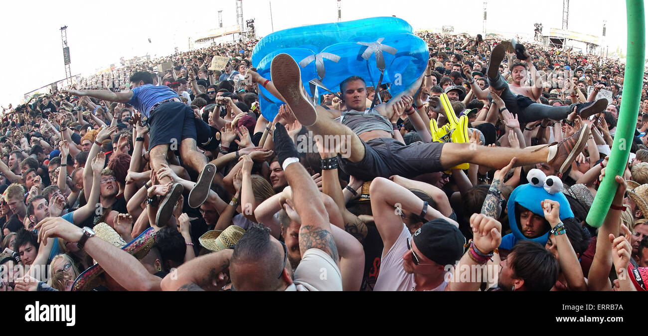Stage diving hi-res stock photography and images - Alamy