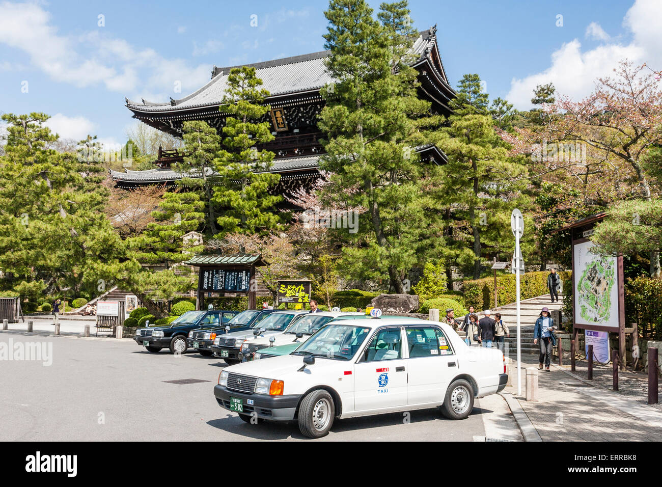 Taxi rank with taxies waiting for tourists outside the massive San-mon gate at the Chion-in ...