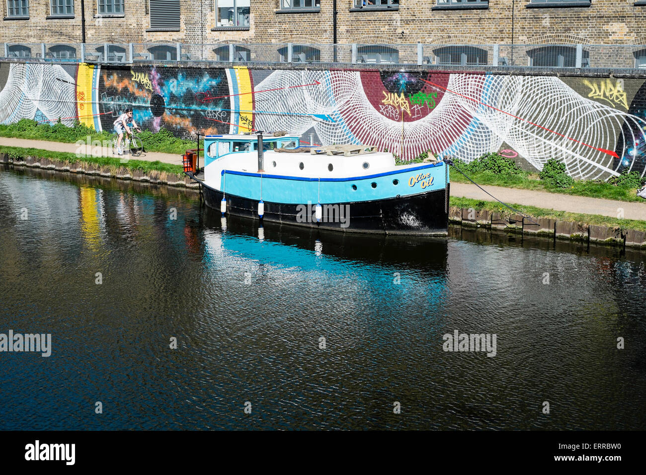 Uk houseboat canal lee river hackney hi-res stock photography and ...