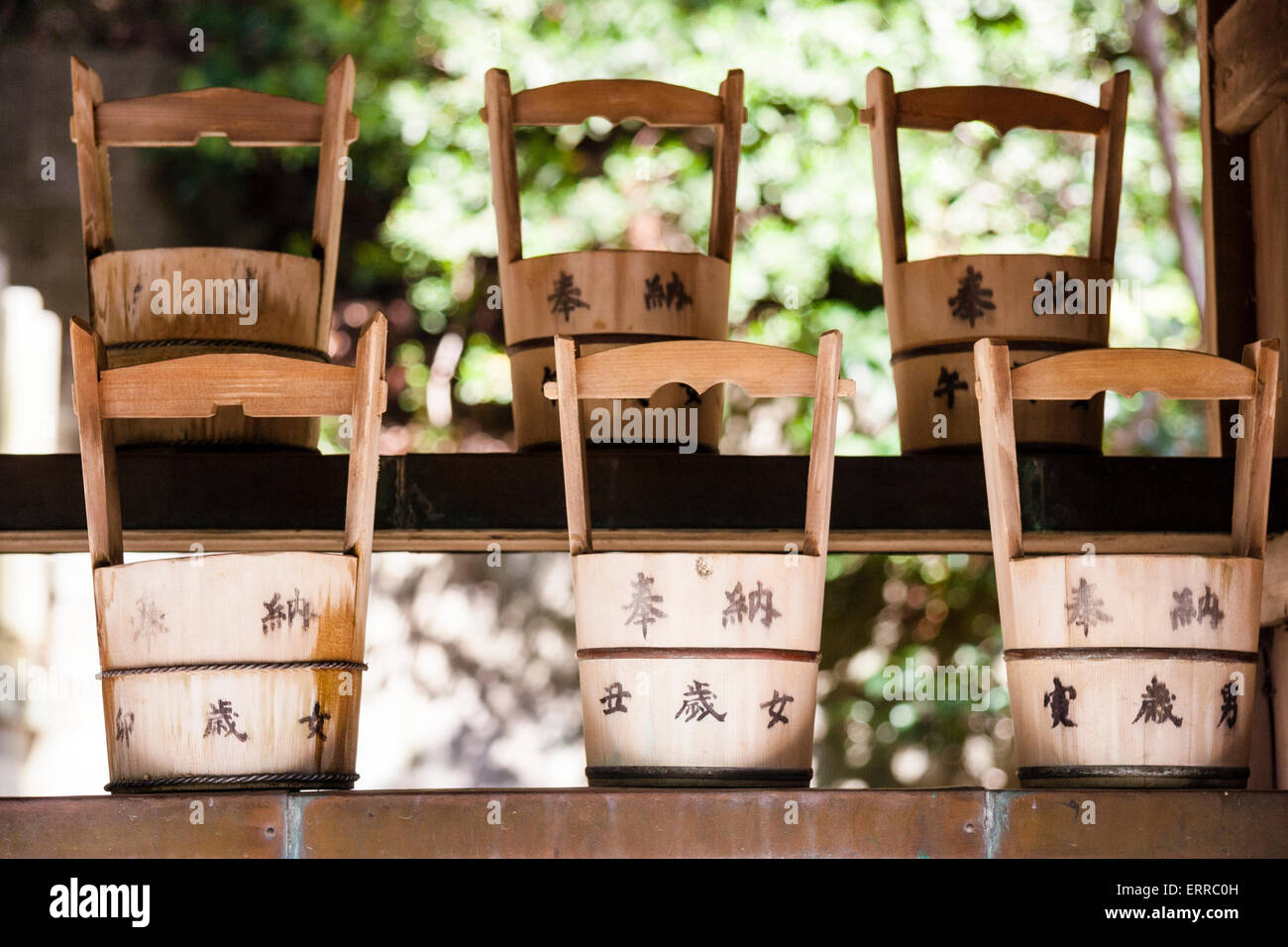Japanese wooden water buckets hi-res stock photography and images - Alamy