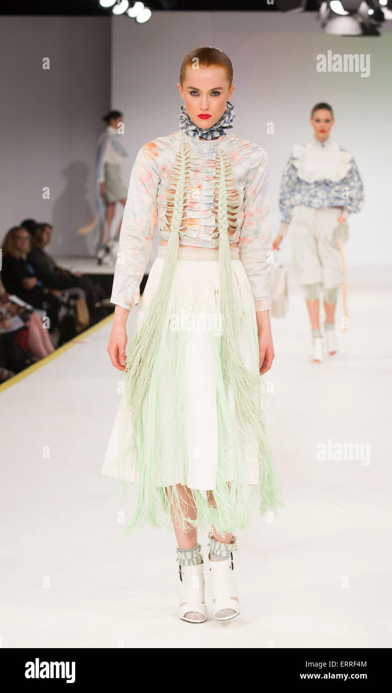 University of manchester female graduate hi-res stock photography and ...