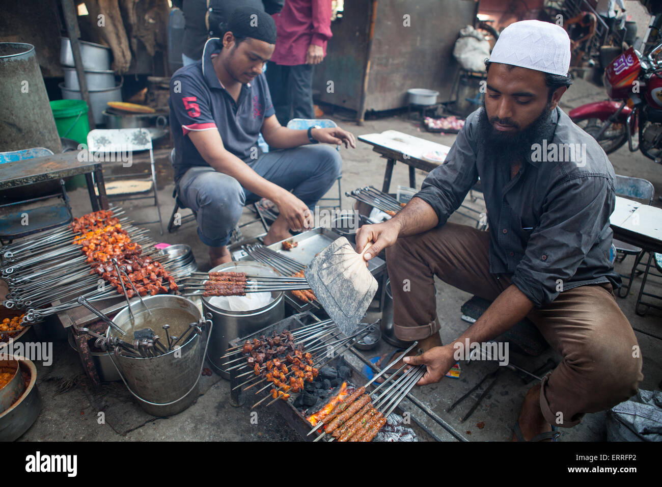 A muslim man cooks lamb kebabs in the market at Dhule Stock Photo - Alamy