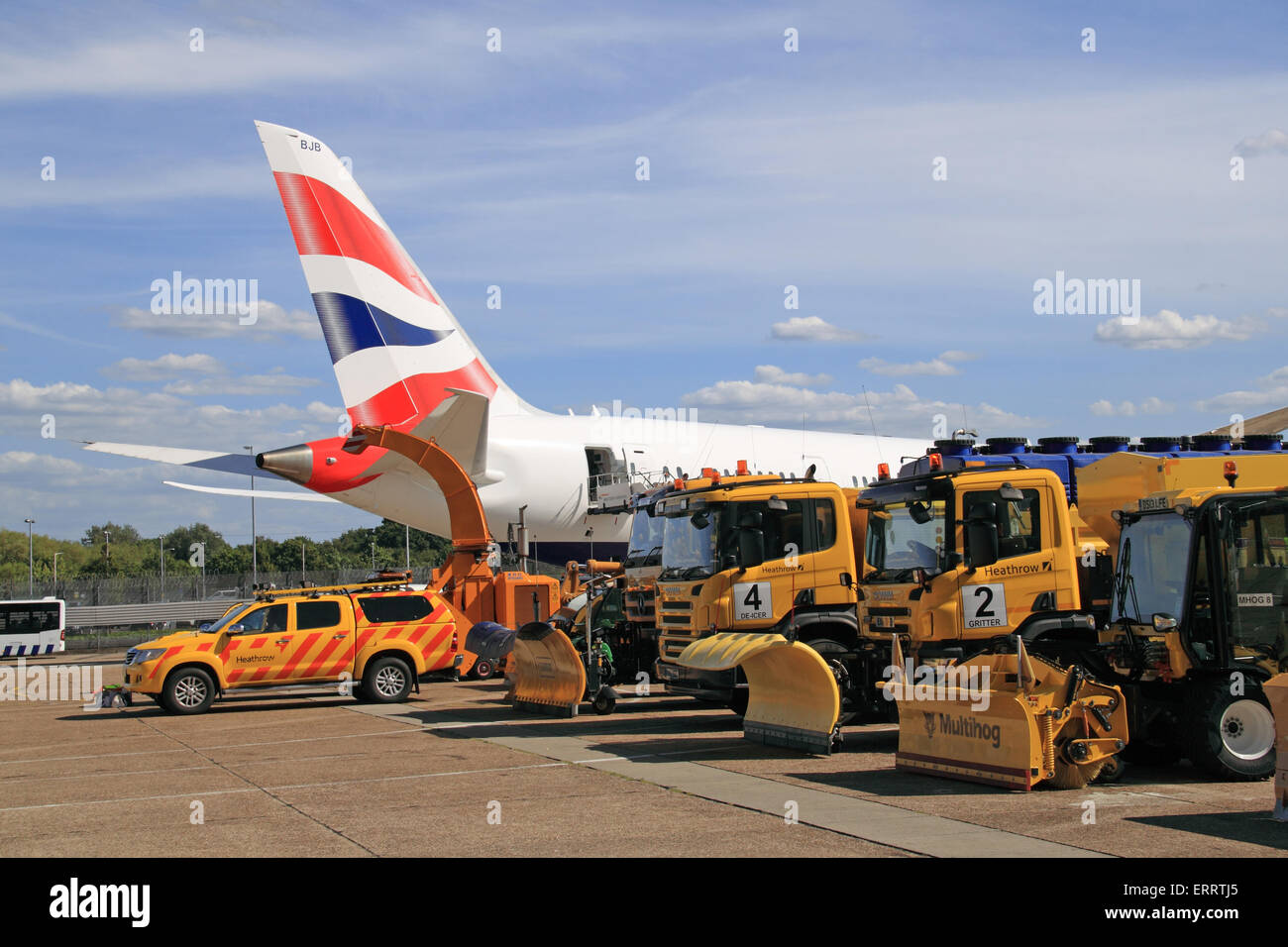 Runway maintenance vehicles and Boeing 787 Dreamliner at the British ...
