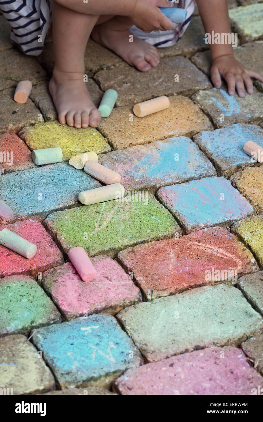Kids with chalk on sidewalk hi-res stock photography and images - Alamy