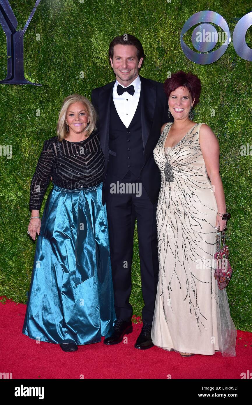 Bradley cooper and holly cooper hi-res stock photography and images - Alamy