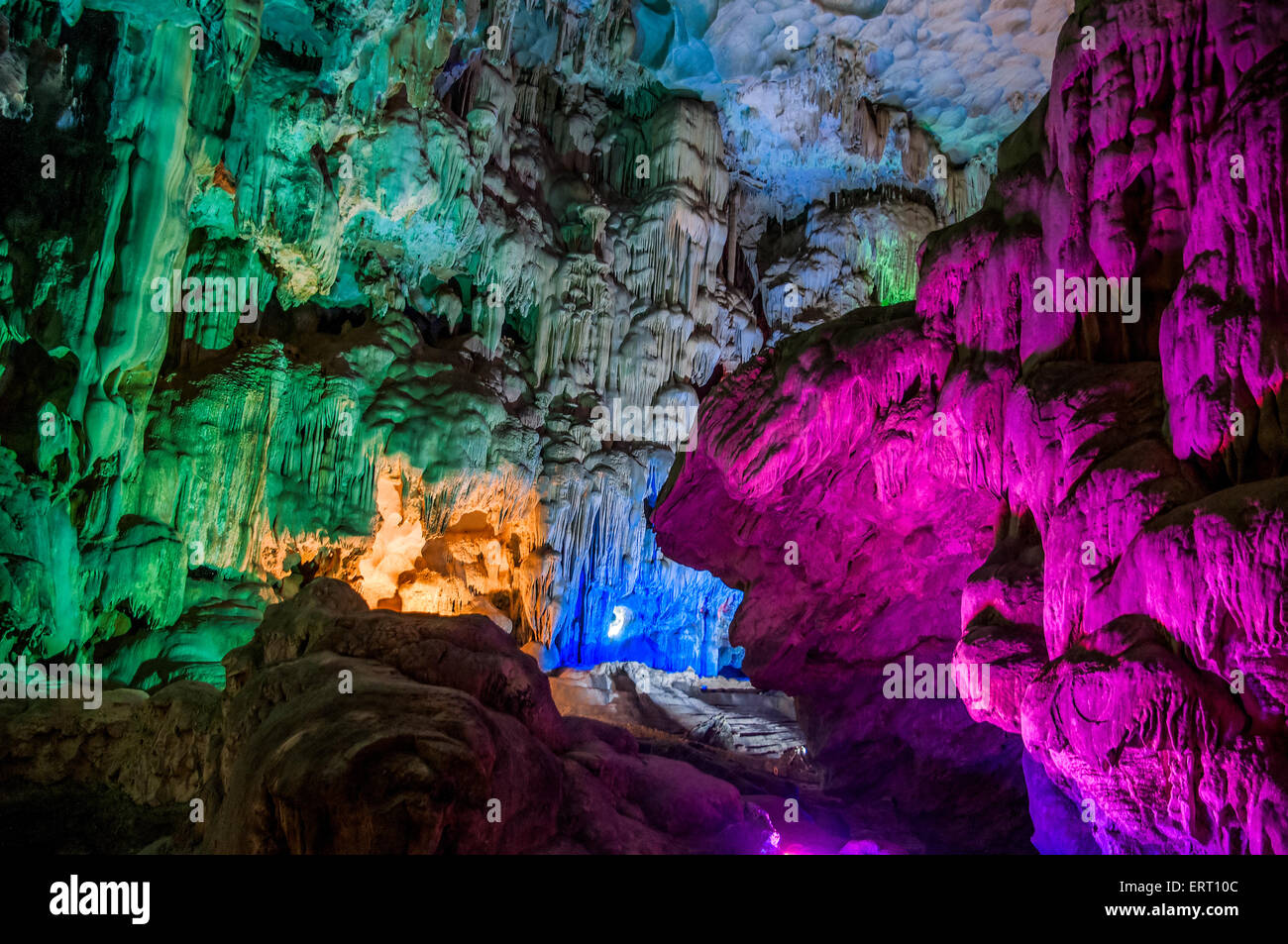 Vietnam Hang Dau Go (Wooden stakes cave) is the largest grotto in the ...