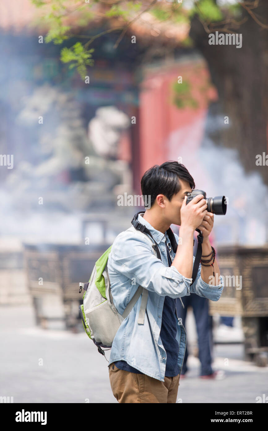 Man taking pictures slr hi-res stock photography and images - Alamy