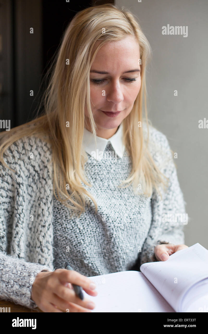 Woman writing pen paper hi-res stock photography and images - Alamy