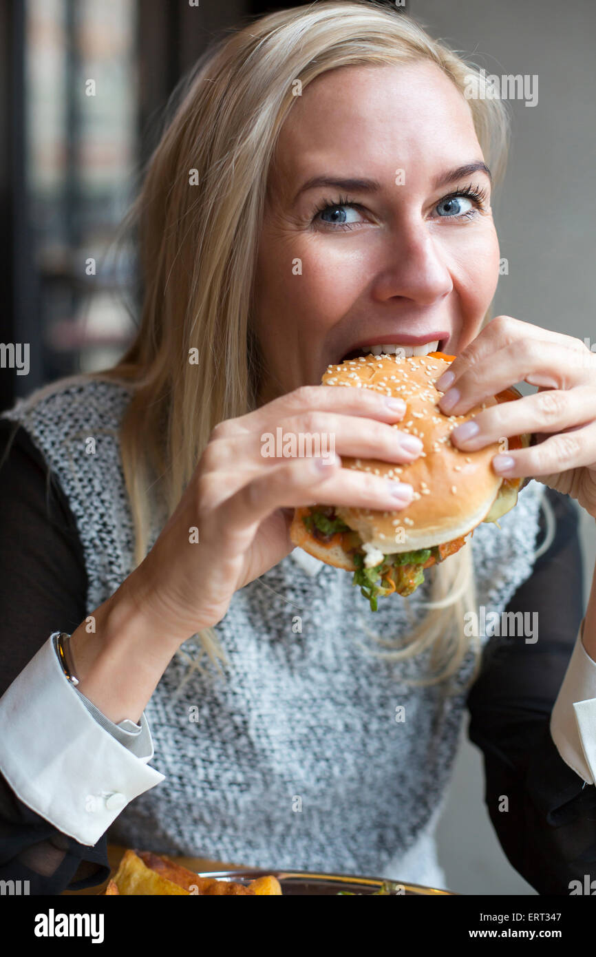 Woman eating fastfood burger hi-res stock photography and images - Alamy
