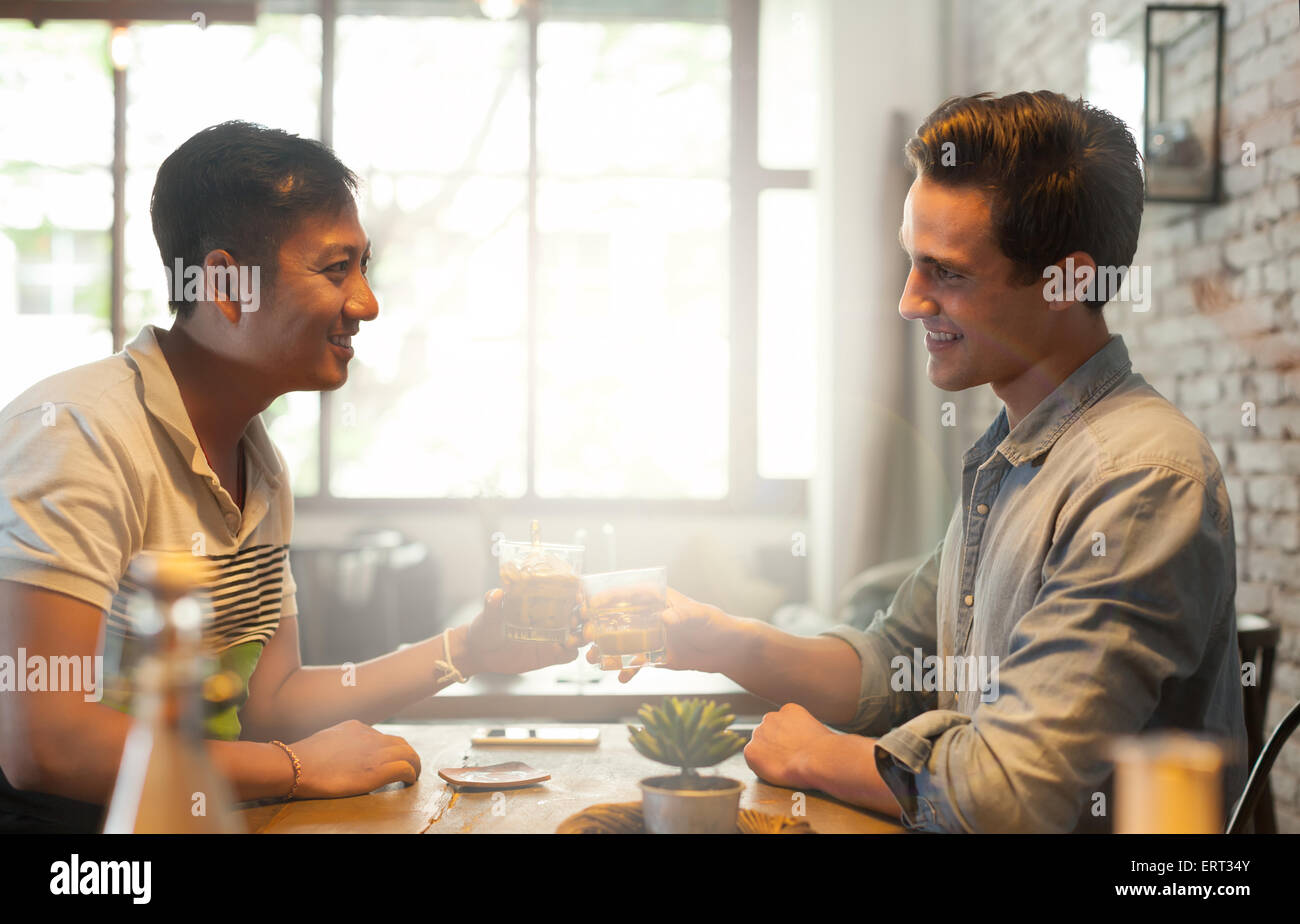 Friends bar candid hi-res stock photography and images - Alamy