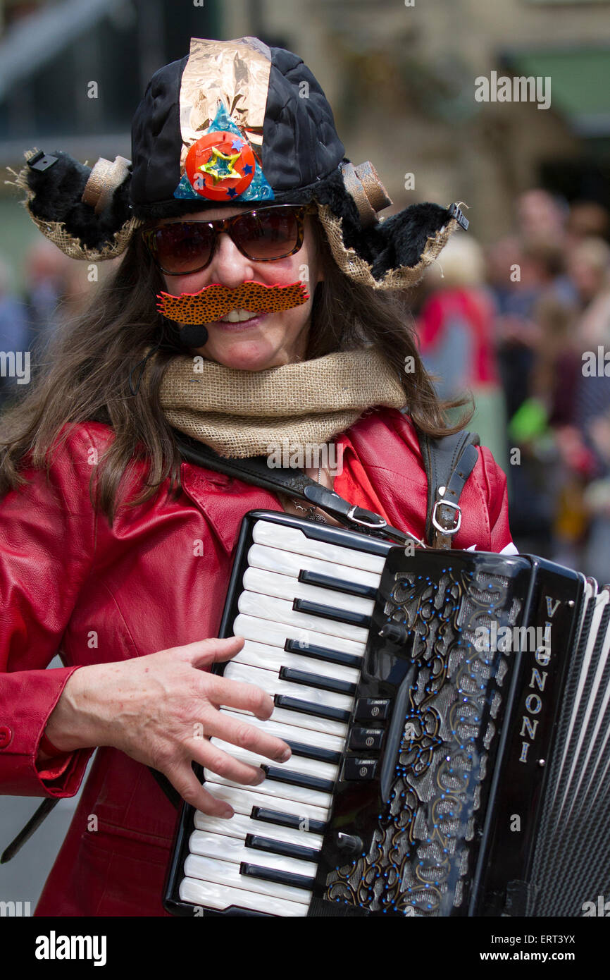 Female accordion player hi-res stock photography and images - Alamy