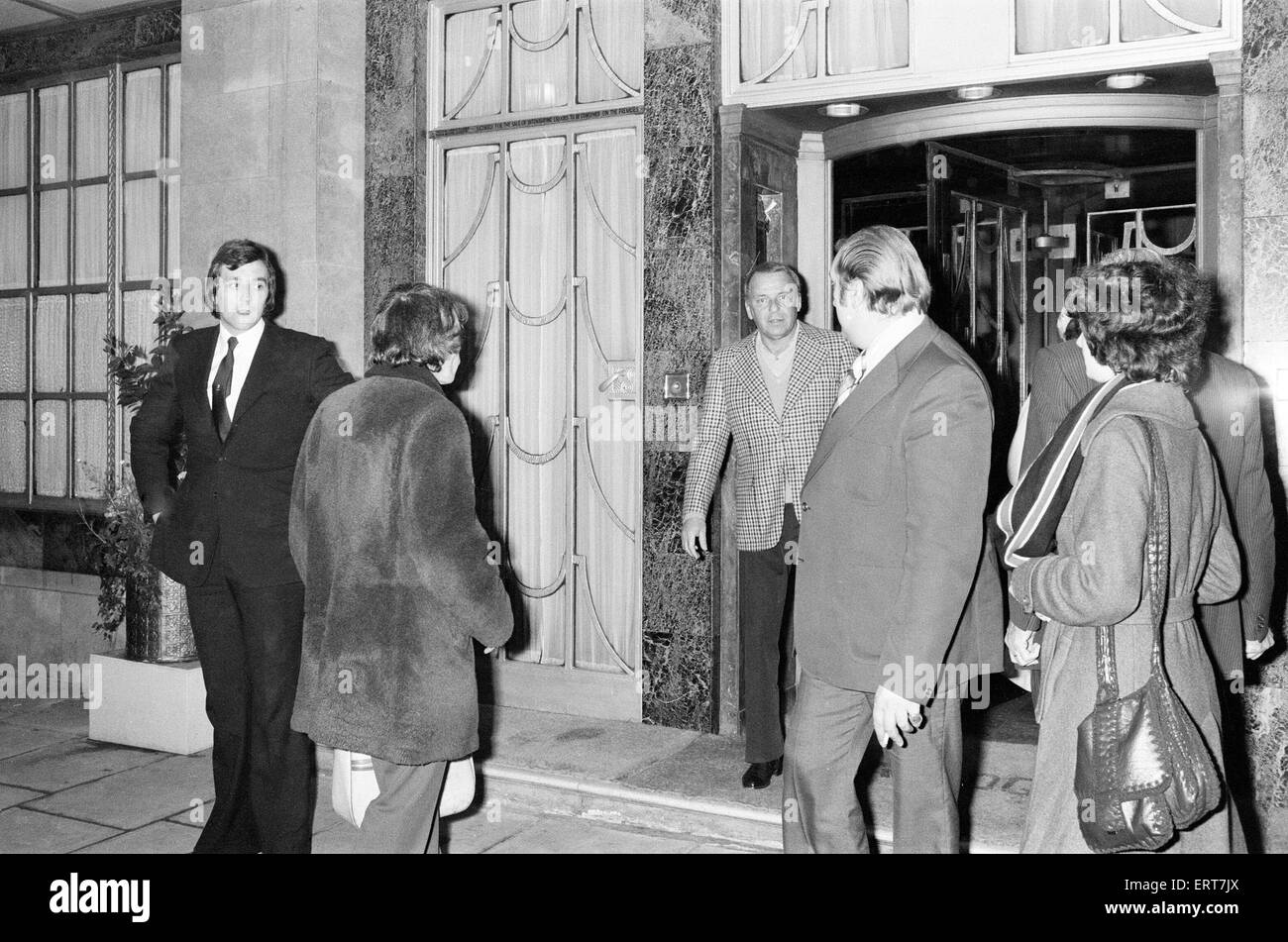 Frank sinatra 1970s hi-res stock photography and images - Alamy