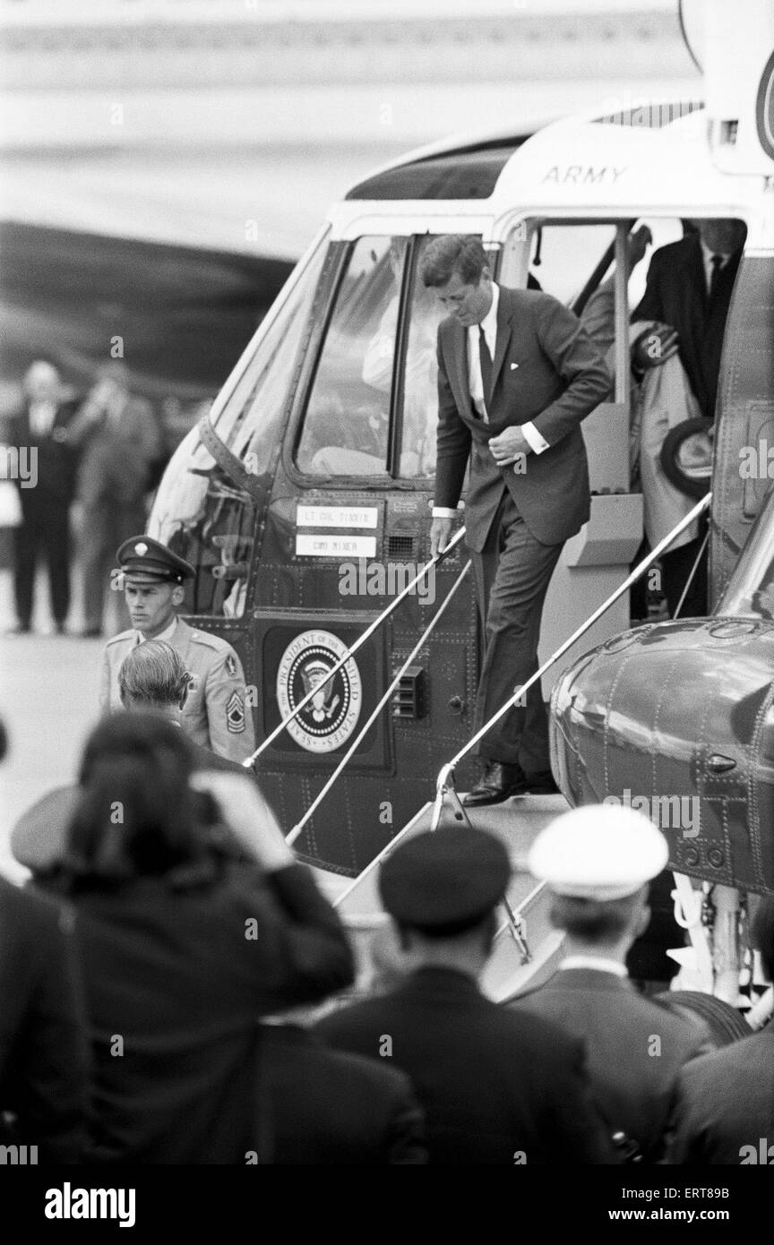 The visit of American President John F Kennedy to England. Arrival at ...