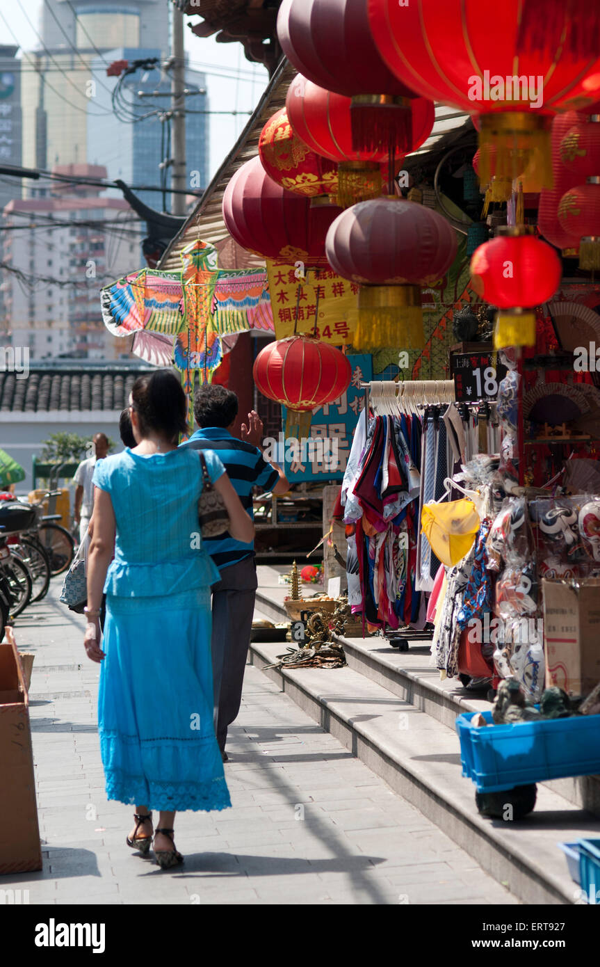 Shopping around Small shops in the Old City, Shanghai, China. The Old ...