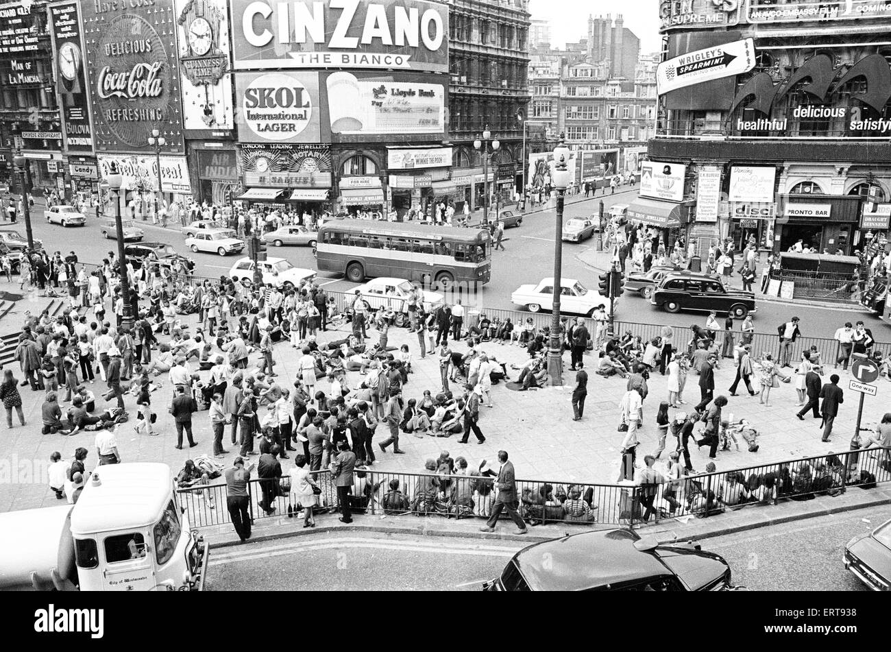 Tourists in Piccadilly, London, 10th August 1969 Stock Photo - Alamy