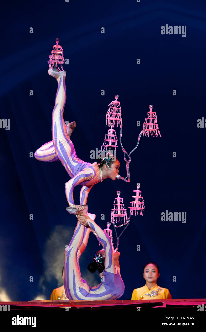 Human pyramid circus hi-res stock photography and images - Alamy