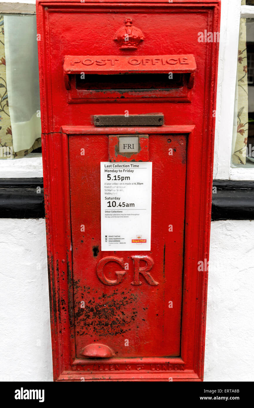 Old fashioned postman delivering letters hi-res stock photography and ...
