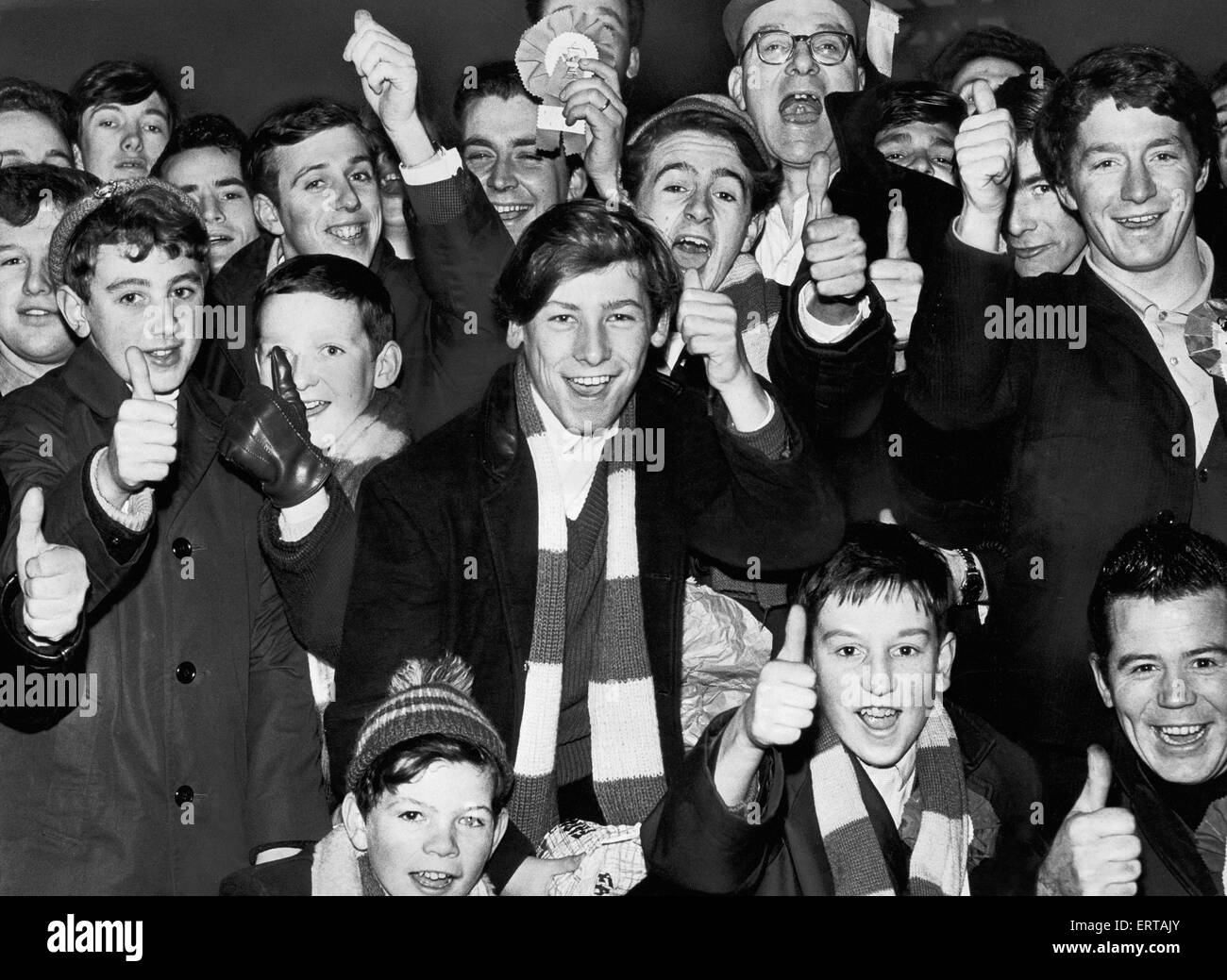 Sport football 1960s fans crowd hi-res stock photography and images - Alamy