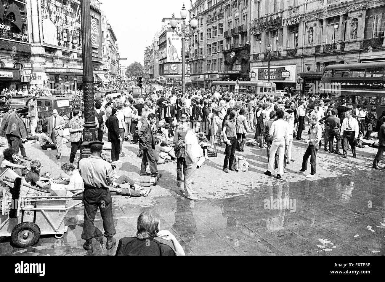 Tourists crowd busy Black and White Stock Photos & Images - Alamy