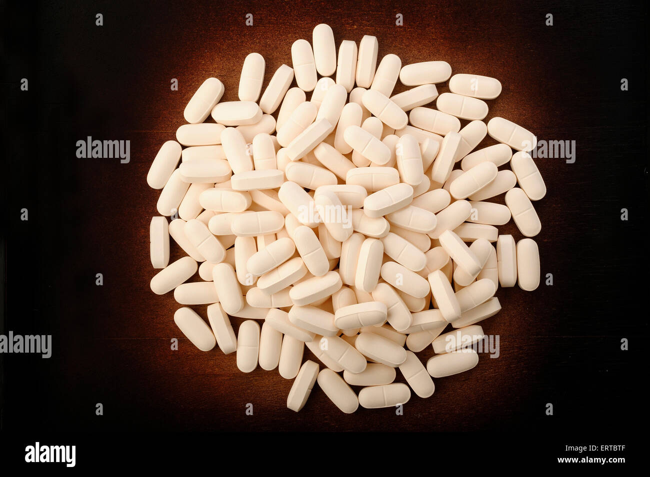 calcium tablets on wooden background Stock Photo - Alamy