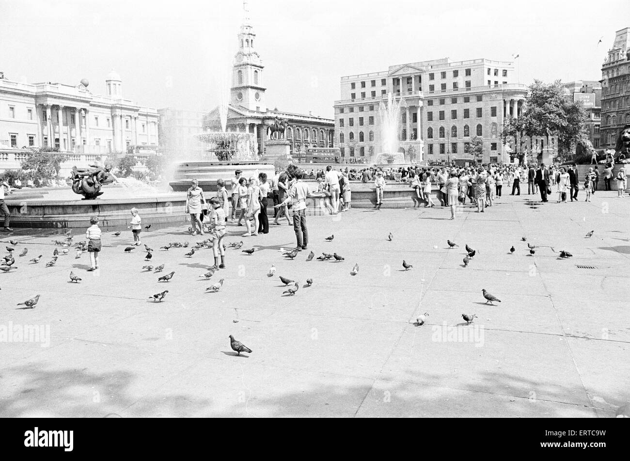 Tourists in Trafalgar Square, London, 10th August 1969 Stock Photo - Alamy