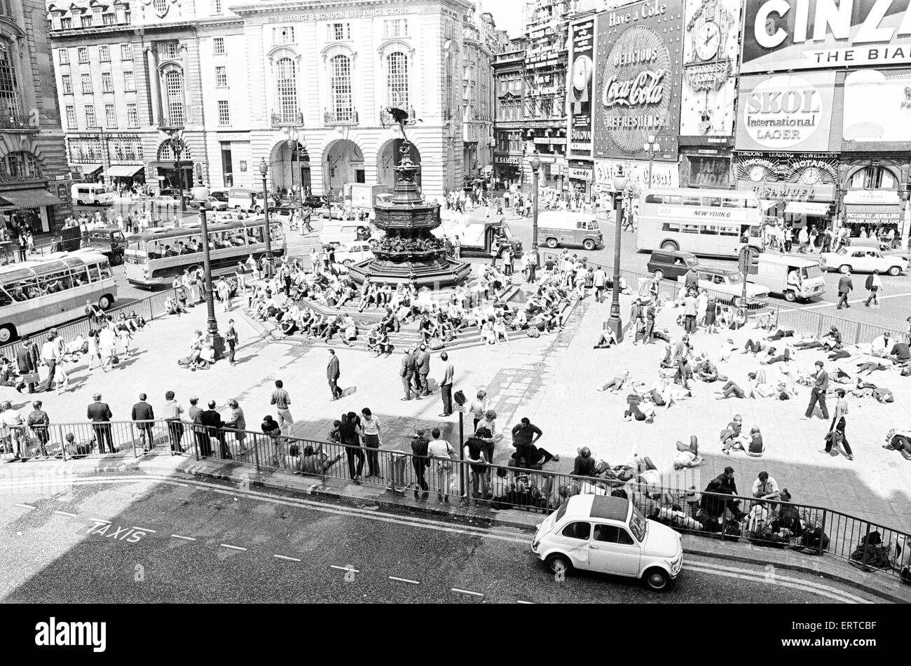 1960s eros london statues street scenes tourism tourists in piccadilly hi-res stock photography ...