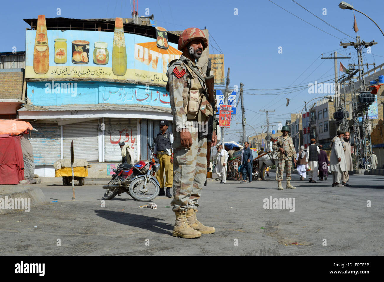 Quetta, Pakistan. 8th June, 2015. A Pakistani soldier stands guard due ...