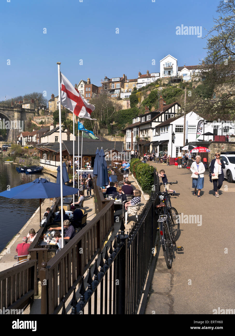 dh Knaresborough river KNARESBOROUGH NORTH YORKSHIRE Cafe people ...