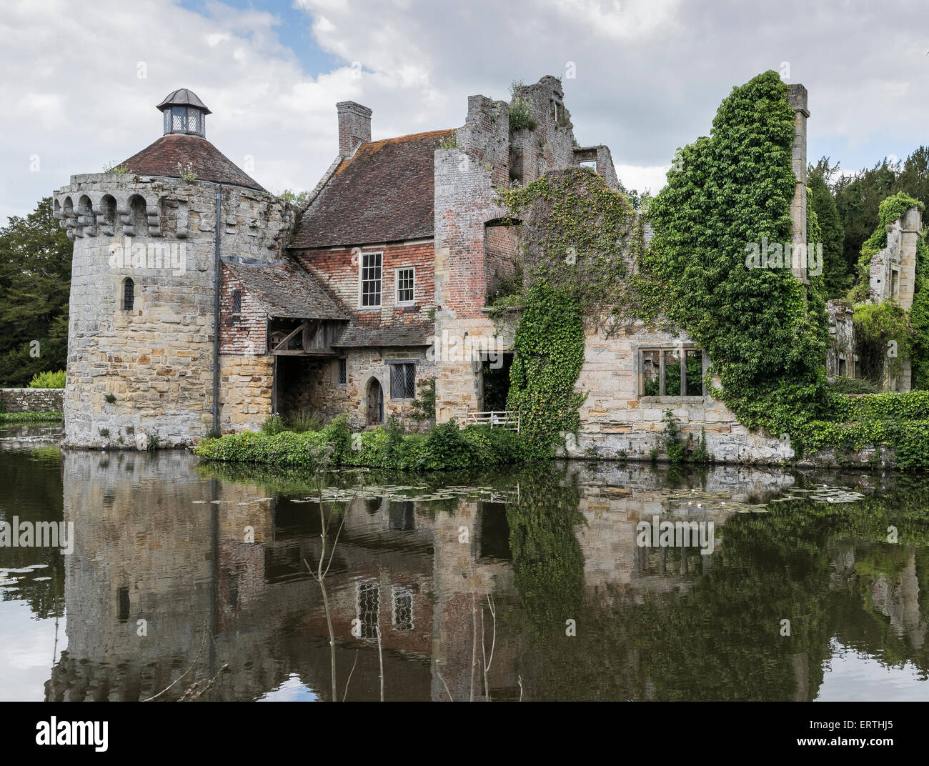 Reflections of Scotney Castle Stock Photo - Alamy