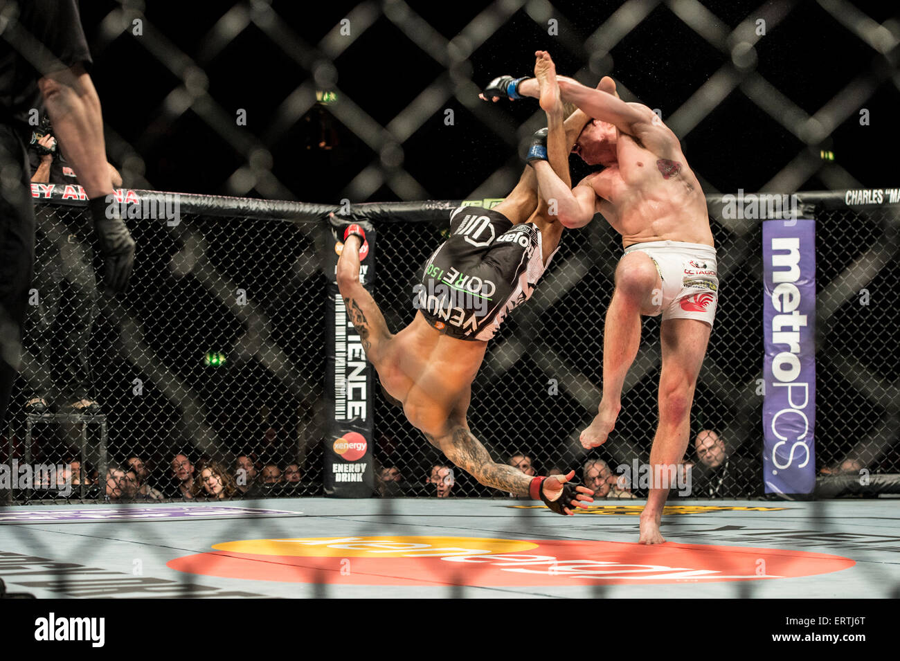 A fight between Che Mills vs Matthew Riddle at the UFC Ultimate ...