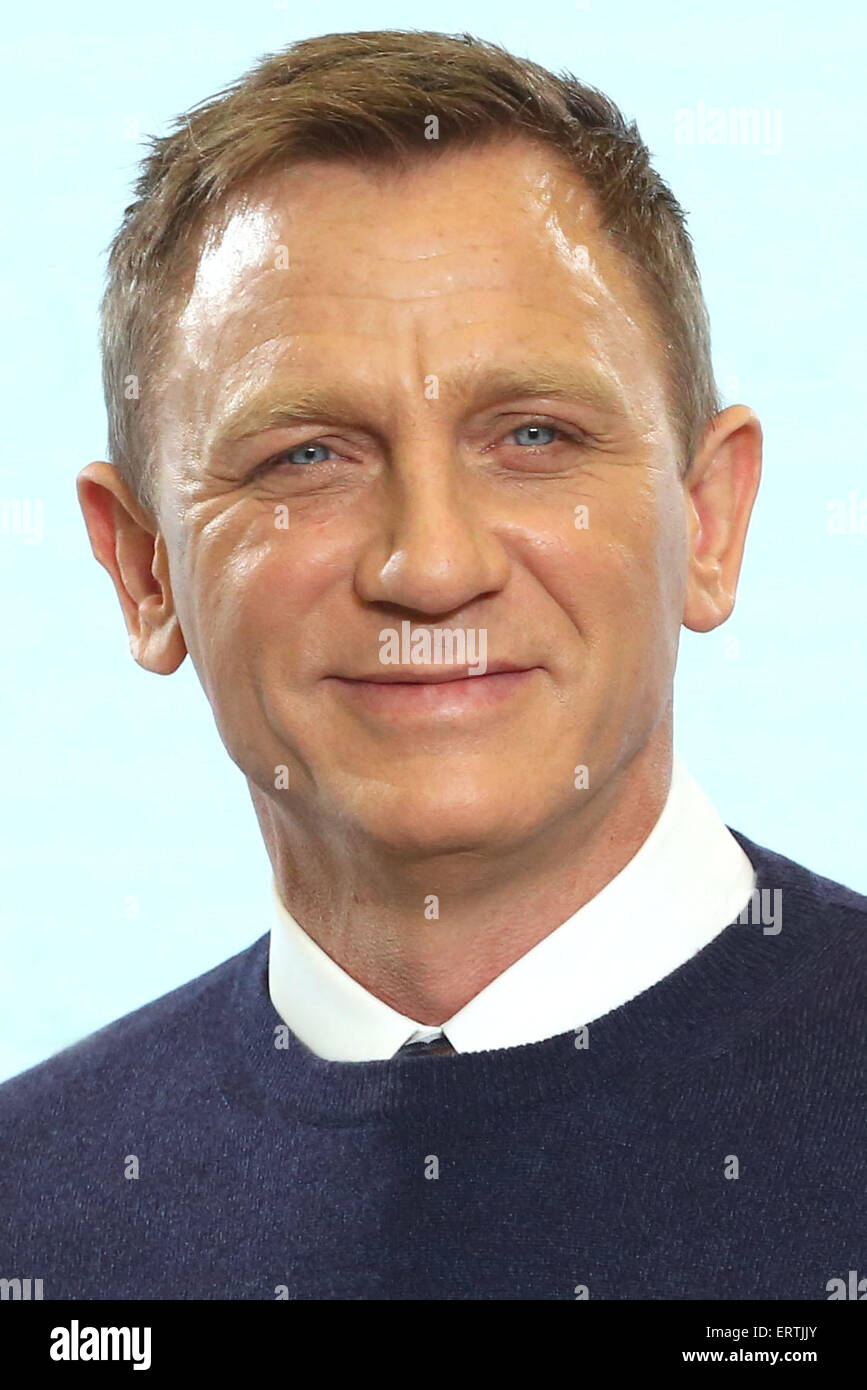 James bond daniel craig eye hi-res stock photography and images - Alamy