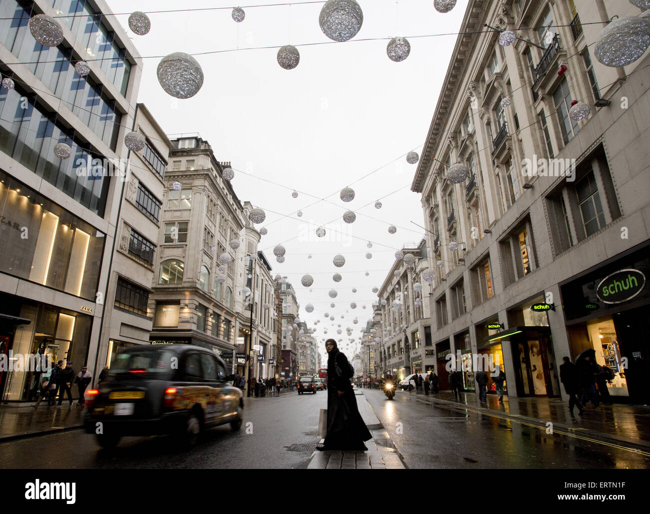 Shoppers brave the dismal weather to visit the shops in London's West ...