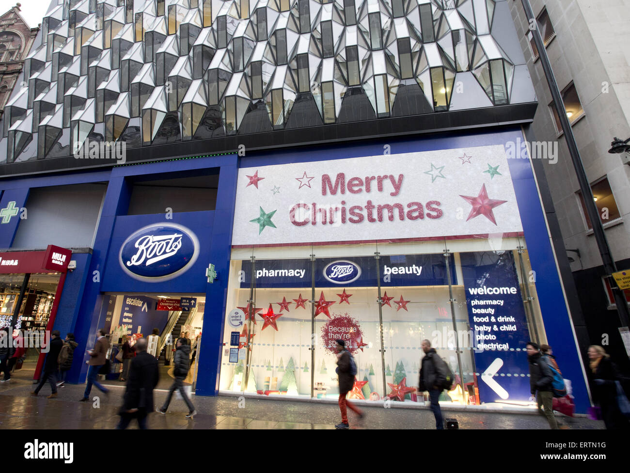 Shoppers brave the dismal weather to visit the shops in London's West ...