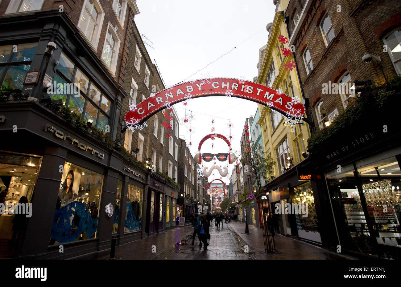Shoppers brave the dismal weather to visit the shops in London's West ...