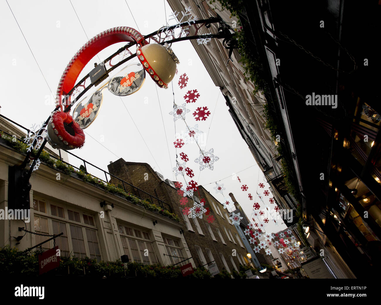 Shoppers brave the dismal weather to visit the shops in London's West ...