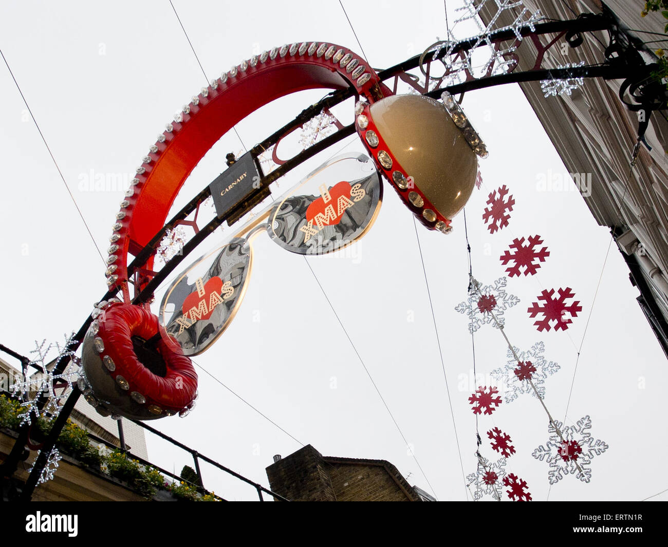 Shoppers brave the dismal weather to visit the shops in London's West ...