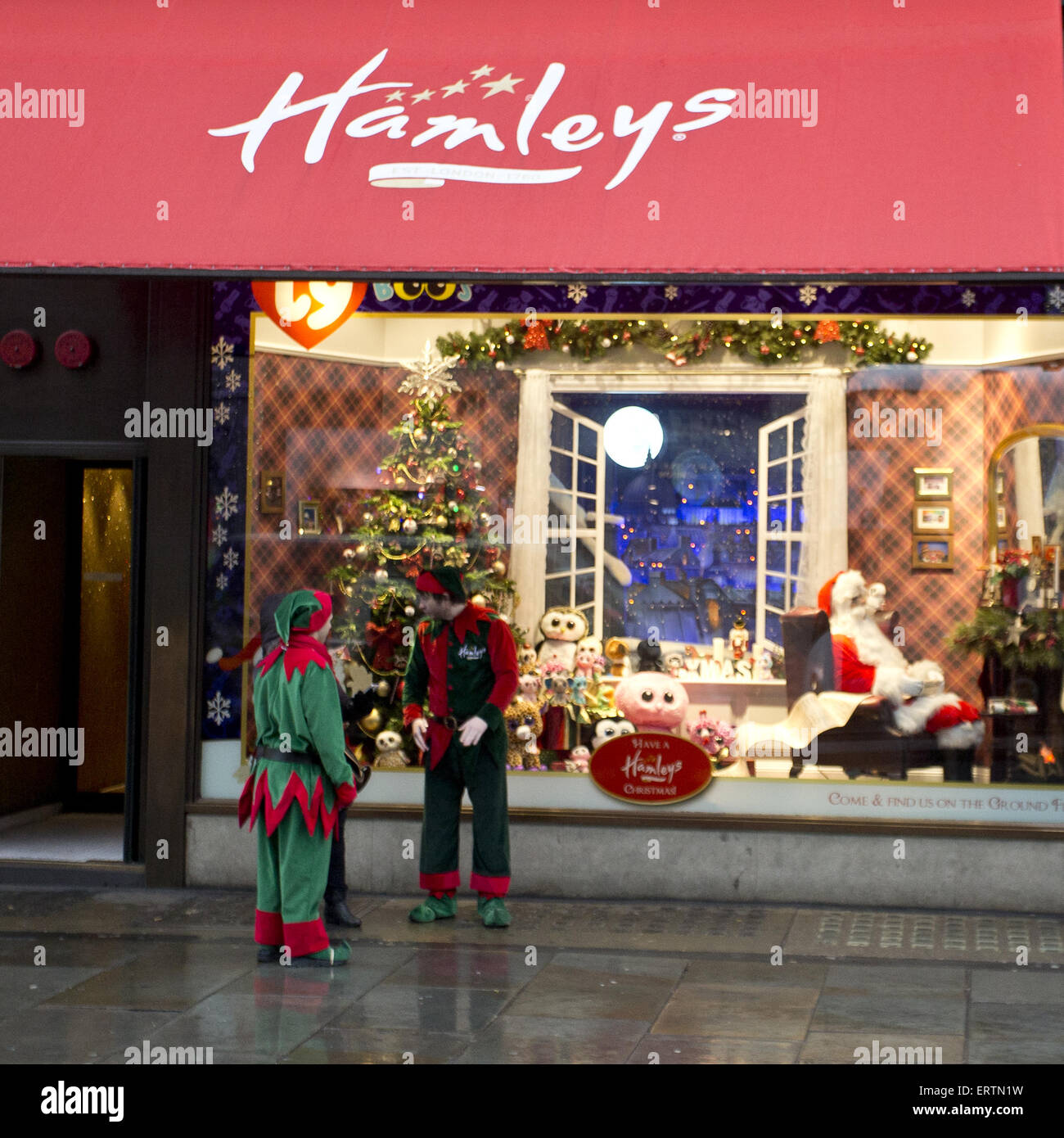 Shoppers brave the dismal weather to visit the shops in London's West ...