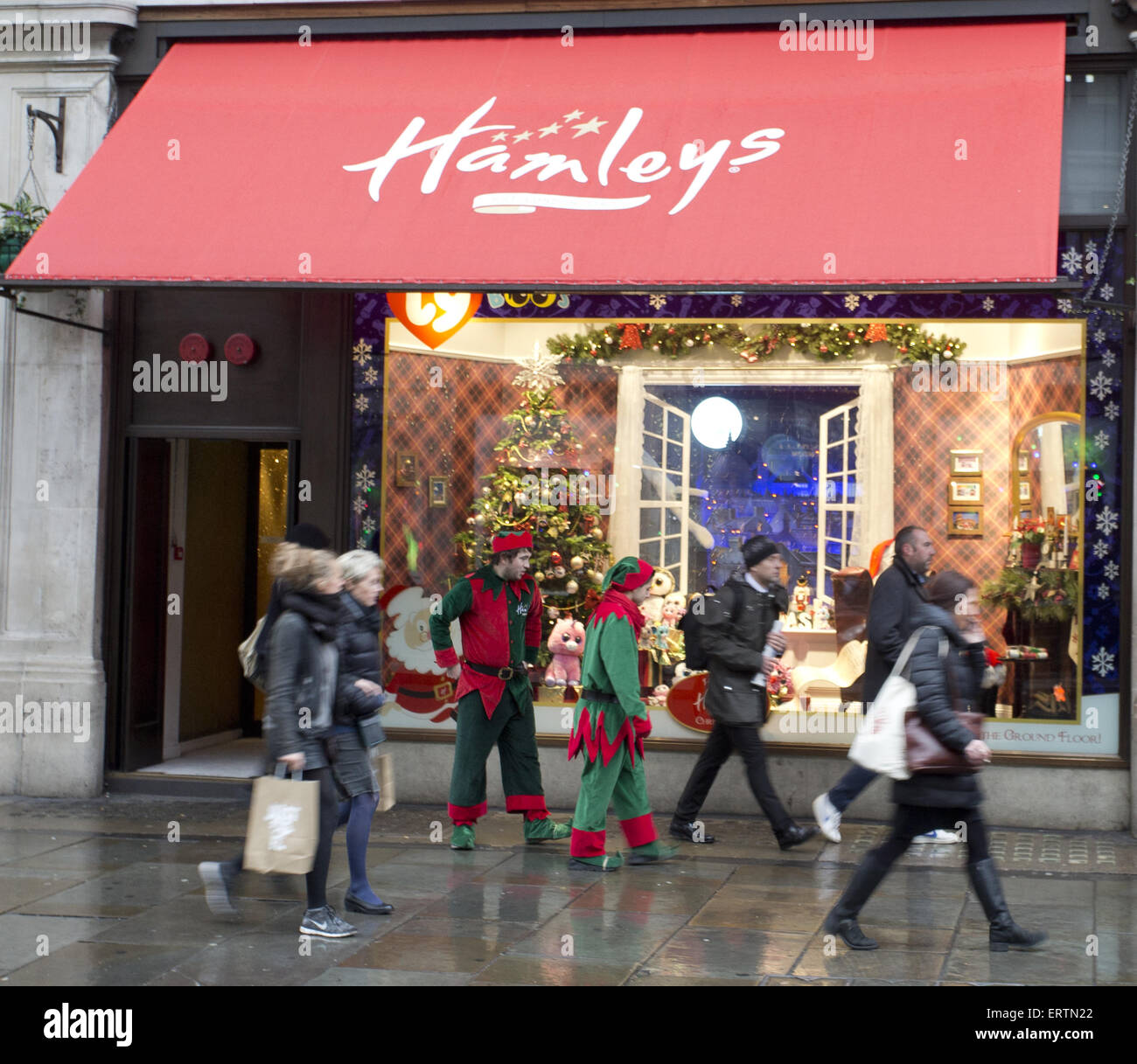 Shoppers brave the dismal weather to visit the shops in London's West ...