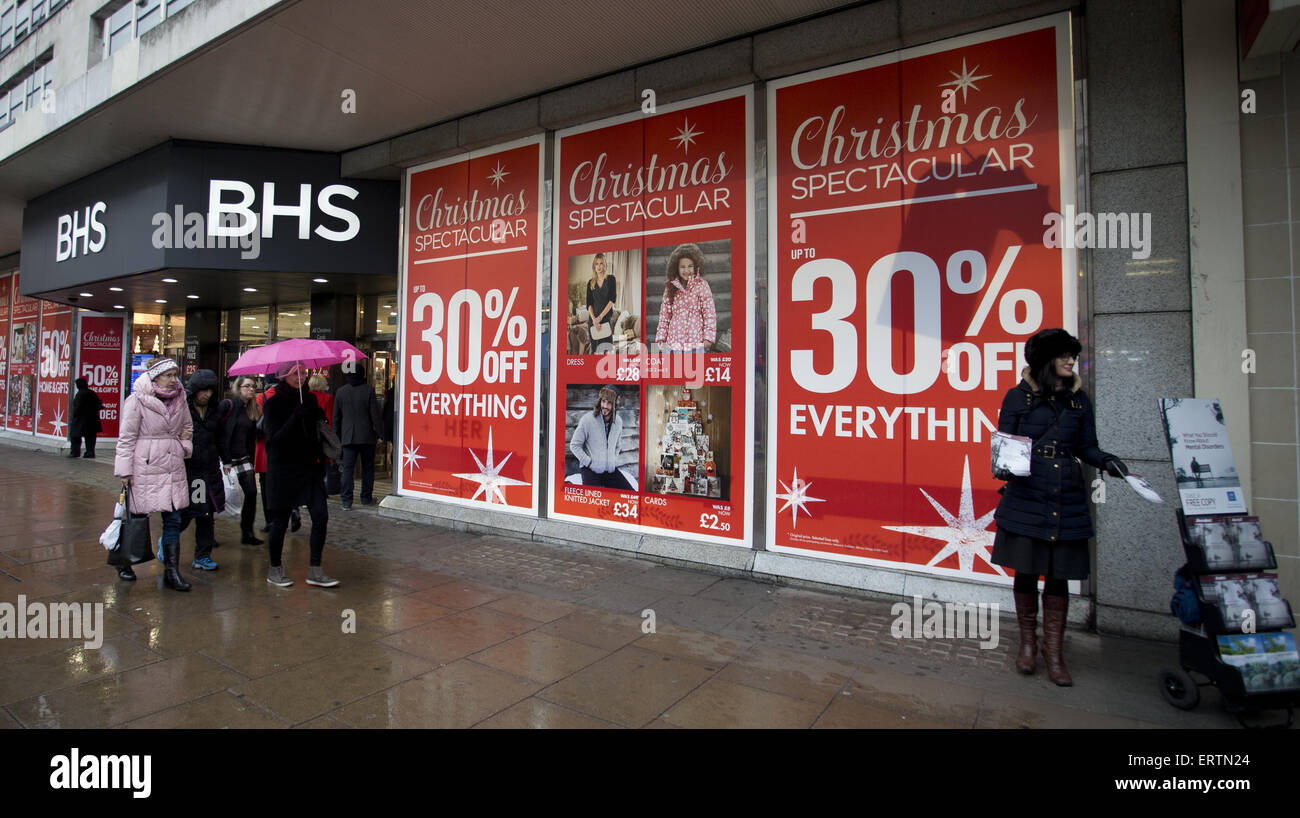 Shoppers brave the dismal weather to visit the shops in London's West ...