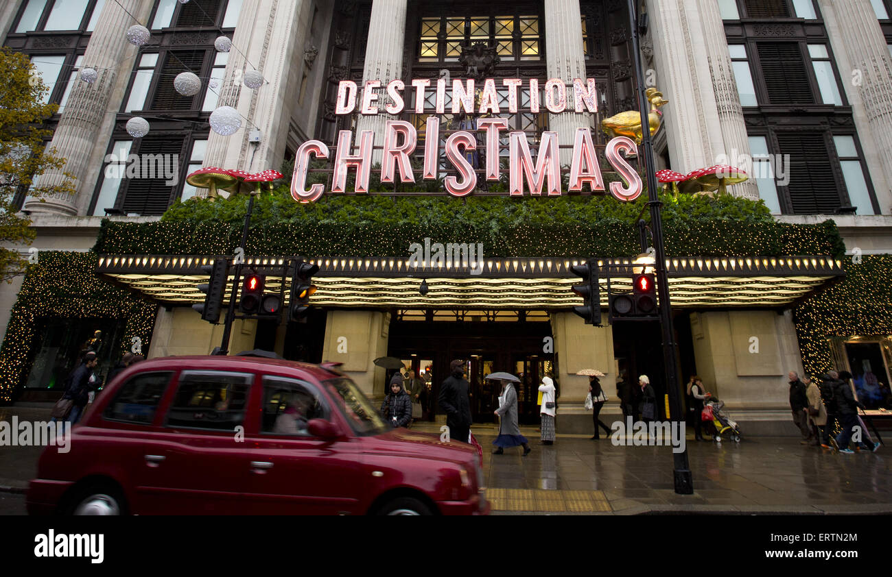 Shoppers brave the dismal weather to visit the shops in London's West ...