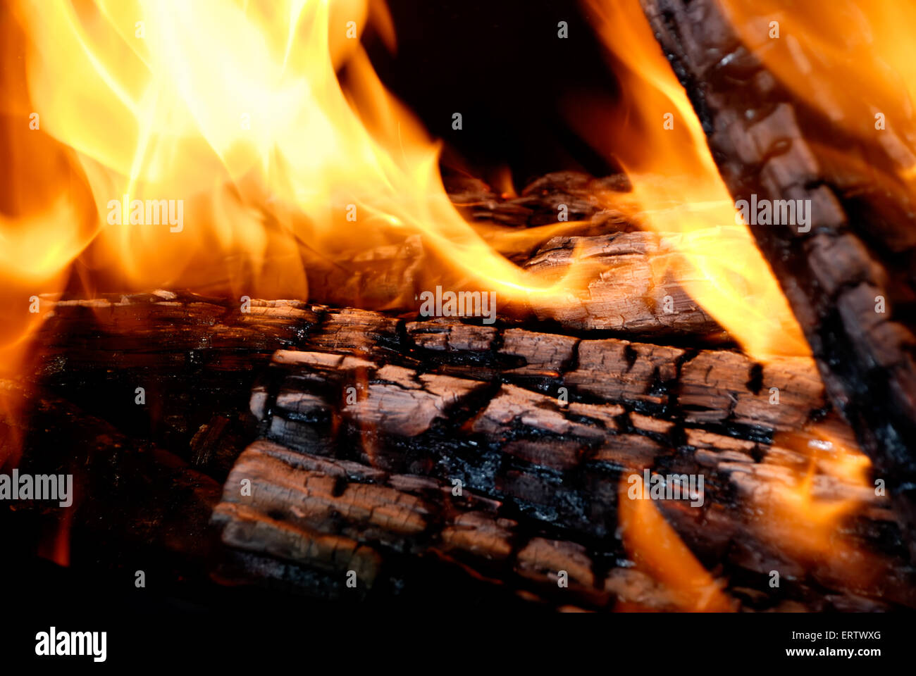 Red hot wood glowing burns hi-res stock photography and images - Alamy