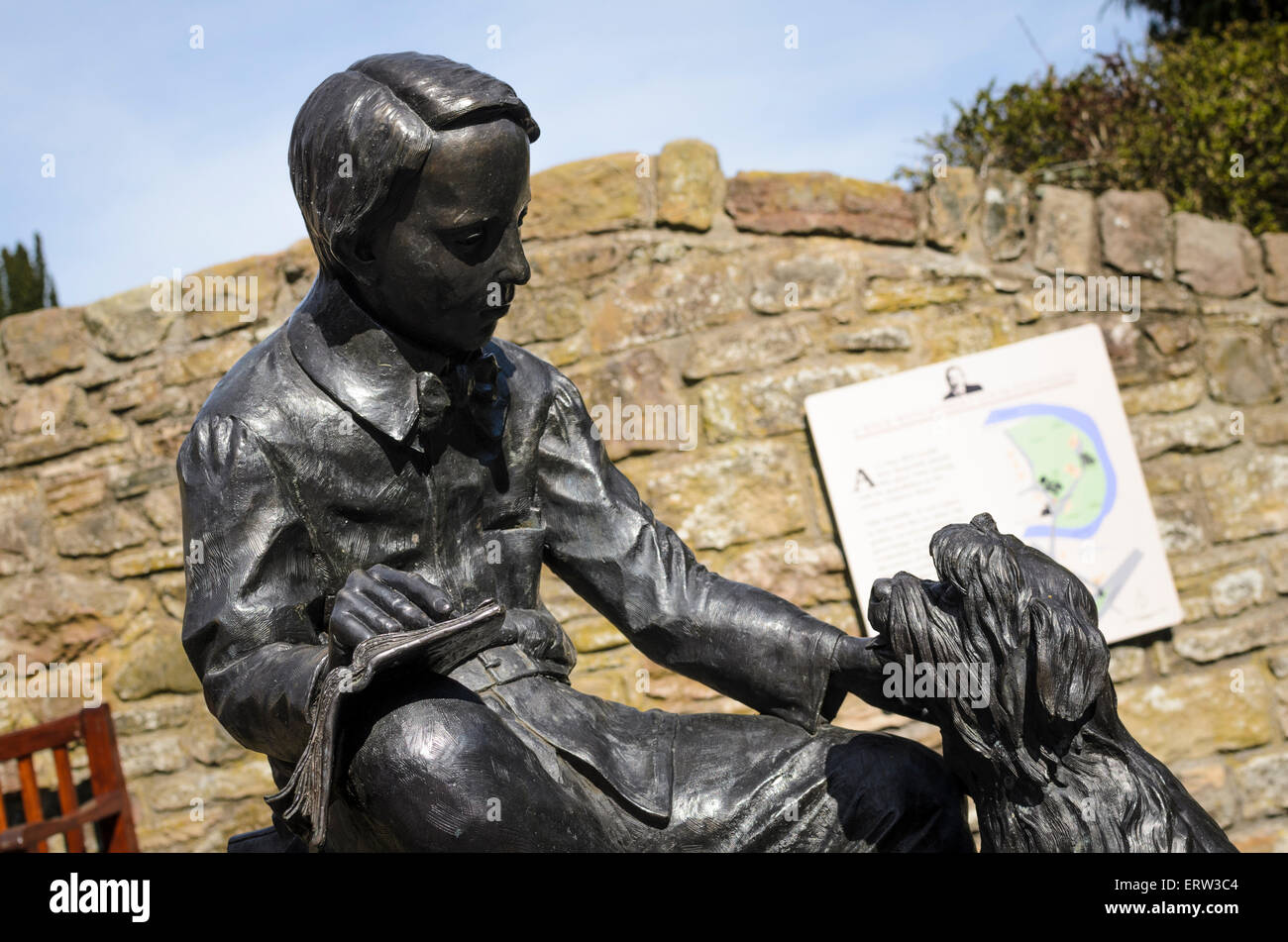 British novelist statue hi-res stock photography and images - Alamy