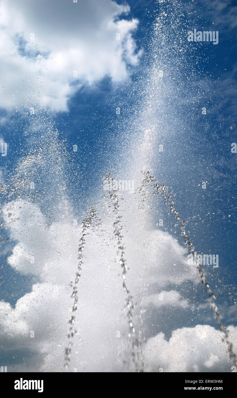 Splash of fountain in a urban park Stock Photo - Alamy
