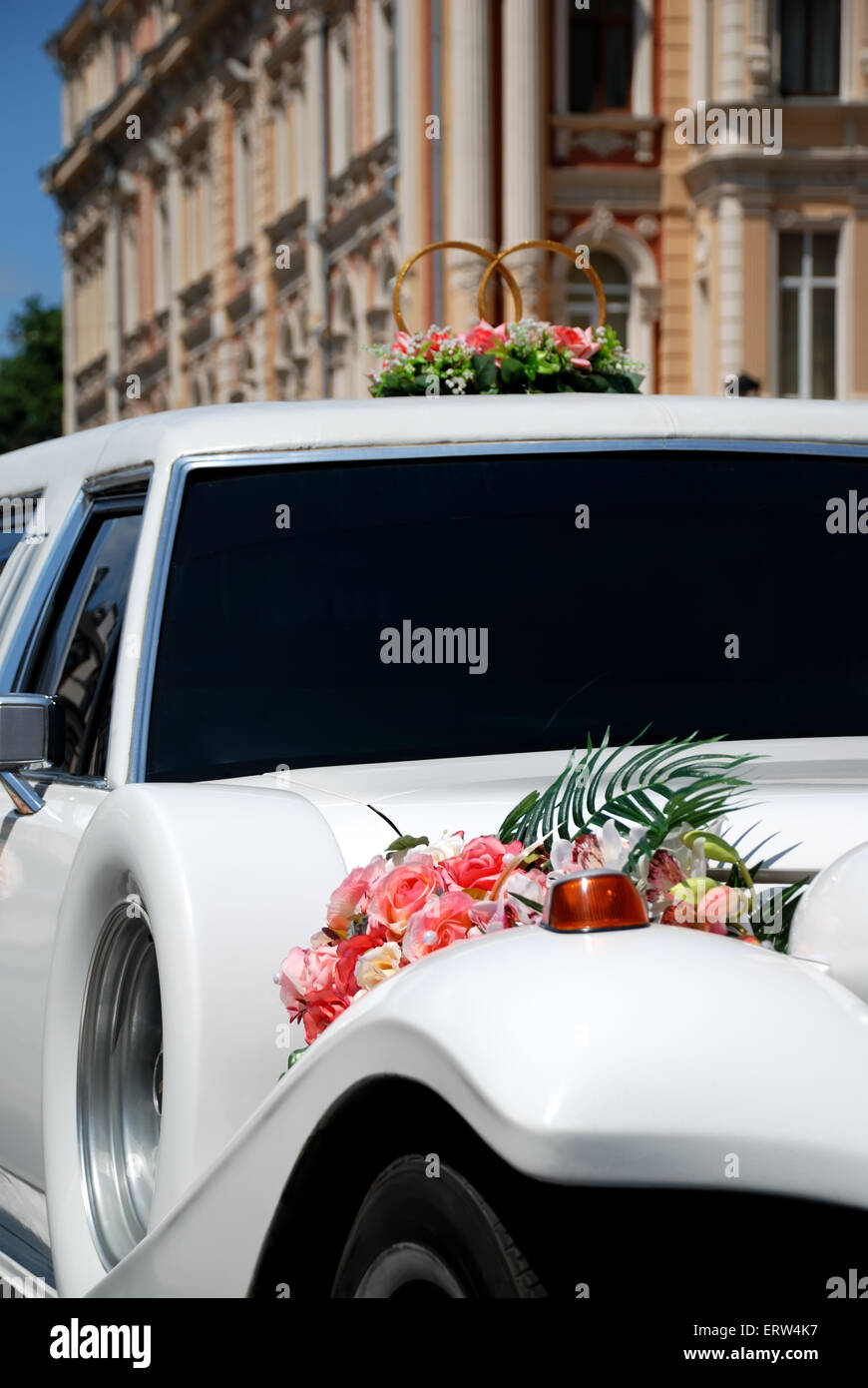 White wedding limousine decorated with flowers Stock Photo - Alamy