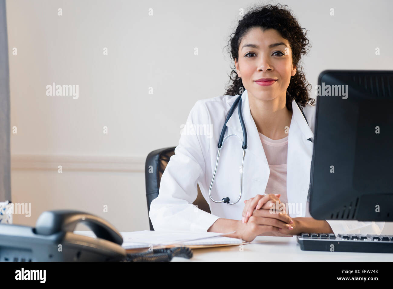 Doctor office desk hi-res stock photography and images - Alamy